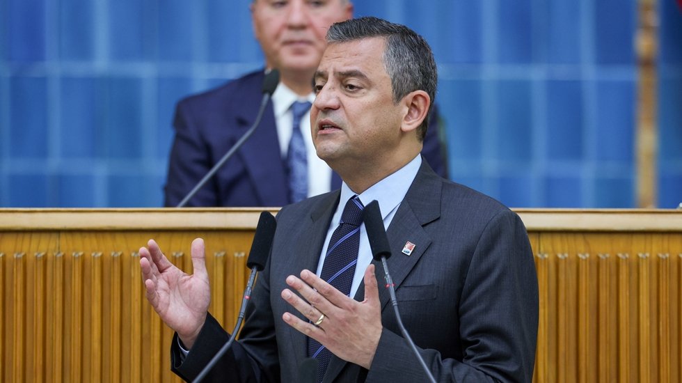 Özgür Özel'den Bahçeli'ye: "Gece bir elinde bardak, bir elinde tweetler ...